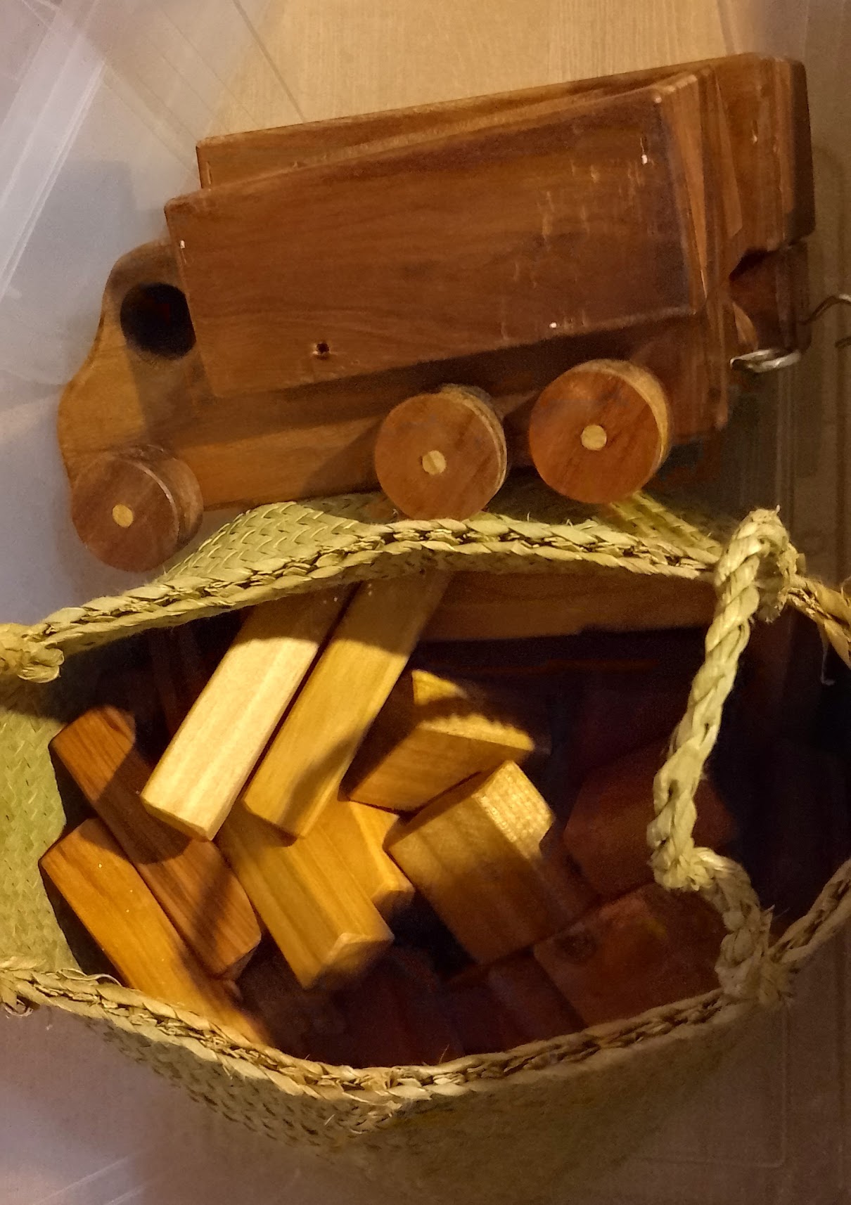 Kete of 60 wooden blocks and double container truck